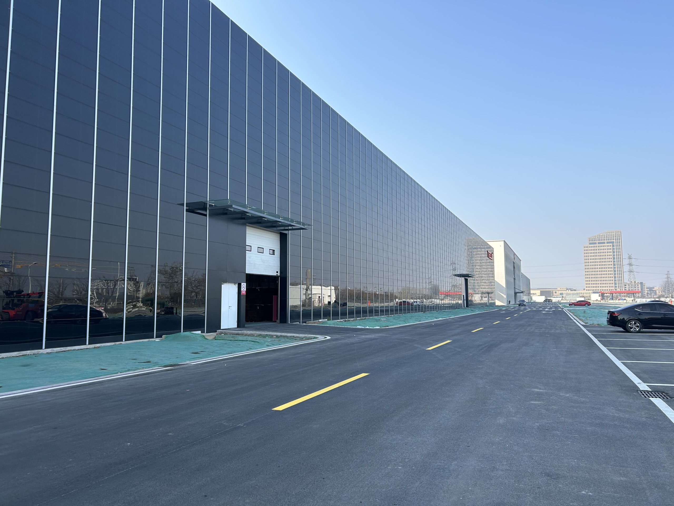 In the realm of modern factories, industrial sectional steel doors ...